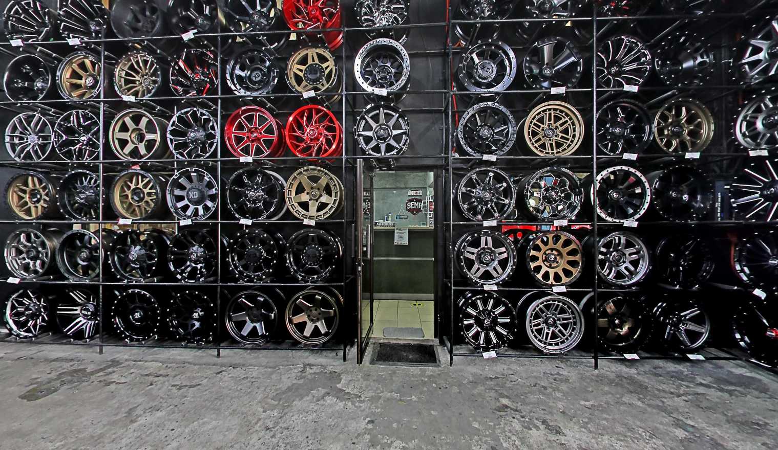 Autobot Autoworks-Offroad, Manila